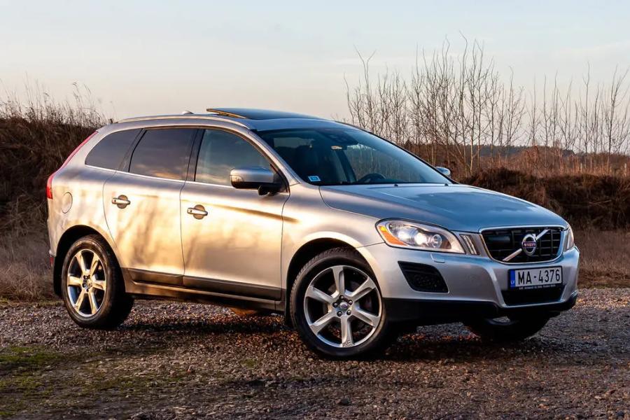 Pelēks Volvo XC60 2012 Rīga, ar dzinēja tilpumu 2.40 L un nobraukumu 260 tūkst. km par 11995 €, foto 1 vietnē AUTOMOTO.COM.LV