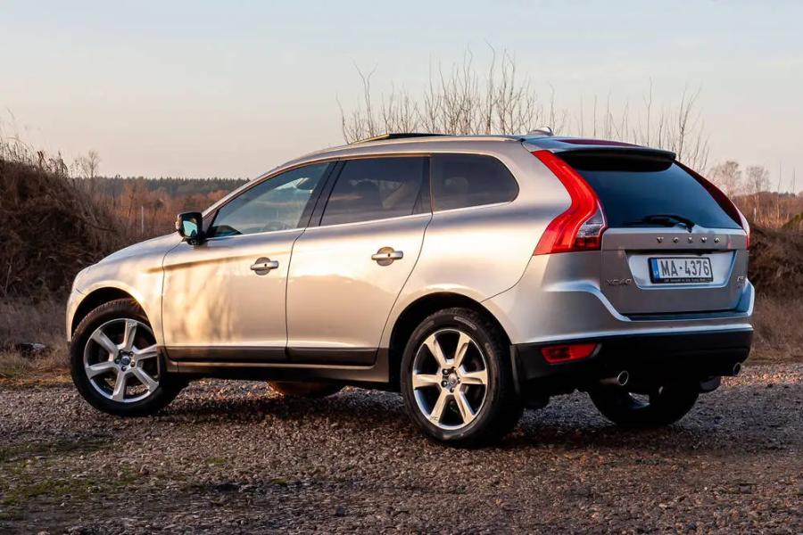 Pelēks Volvo XC60 2012 Rīga, ar dzinēja tilpumu 2.40 L un nobraukumu 260 tūkst. km par 11995 €, foto 3 vietnē AUTOMOTO.COM.LV