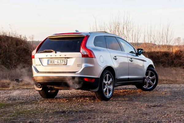 Pelēks Volvo XC60 2012 Rīga, ar dzinēja tilpumu 2.40 L un nobraukumu 260 tūkst. km par 11995 €, foto 4 vietnē AUTOMOTO.COM.LV