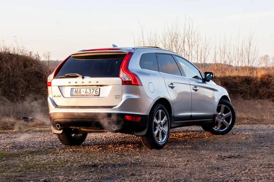 Pelēks Volvo XC60 2012 Rīga, ar dzinēja tilpumu 2.40 L un nobraukumu 260 tūkst. km par 11995 €, foto 5 vietnē AUTOMOTO.COM.LV