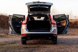 Pelēks Volvo XC60 2012 Rīga, ar dzinēja tilpumu 2.40 L un nobraukumu 260 tūkst. km par 11995 €, foto 6 vietnē AUTOMOTO.COM.LV