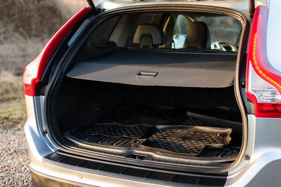 Pelēks Volvo XC60 2012 Rīga, ar dzinēja tilpumu 2.40 L un nobraukumu 260 tūkst. km par 11995 €, foto 8 vietnē AUTOMOTO.COM.LV