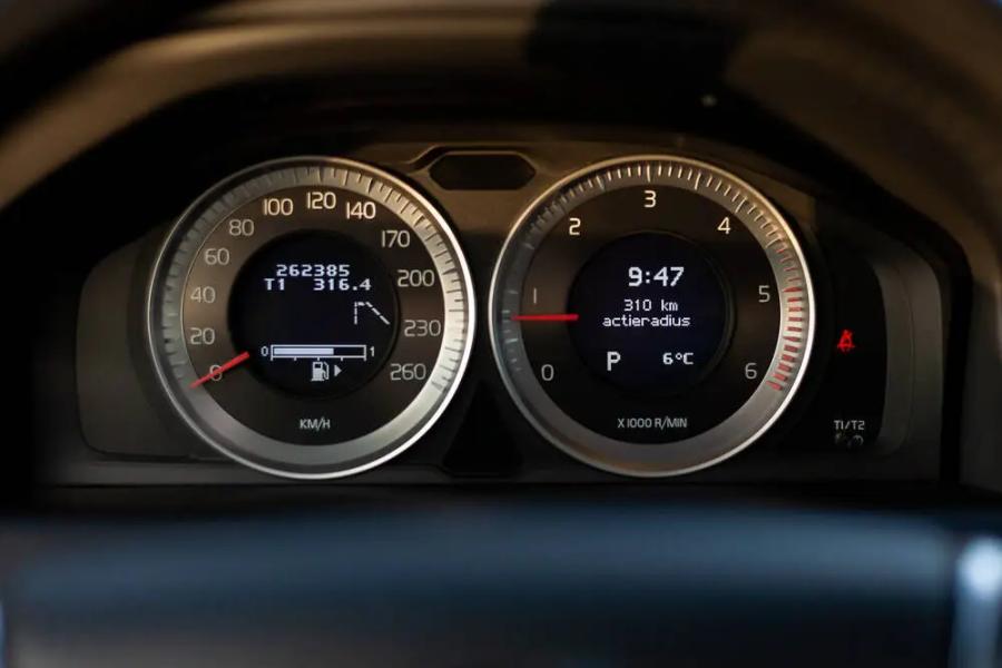 Pelēks Volvo XC60 2012 Rīga, ar dzinēja tilpumu 2.40 L un nobraukumu 260 tūkst. km par 11995 €, foto 20 vietnē AUTOMOTO.COM.LV