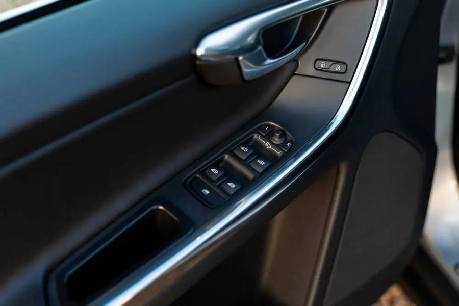 Pelēks Volvo XC60 2012 Rīga, ar dzinēja tilpumu 2.40 L un nobraukumu 260 tūkst. km par 11995 €, foto 21 vietnē AUTOMOTO.COM.LV