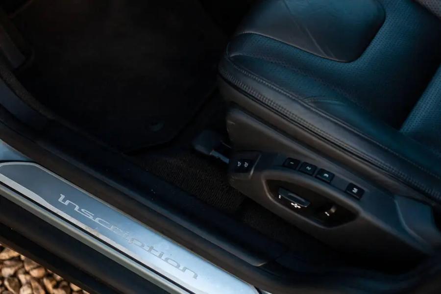 Pelēks Volvo XC60 2012 Rīga, ar dzinēja tilpumu 2.40 L un nobraukumu 260 tūkst. km par 11995 €, foto 22 vietnē AUTOMOTO.COM.LV