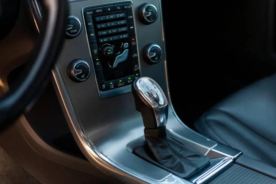 Pelēks Volvo XC60 2012 Rīga, ar dzinēja tilpumu 2.40 L un nobraukumu 260 tūkst. km par 11995 €, foto 23 vietnē AUTOMOTO.COM.LV