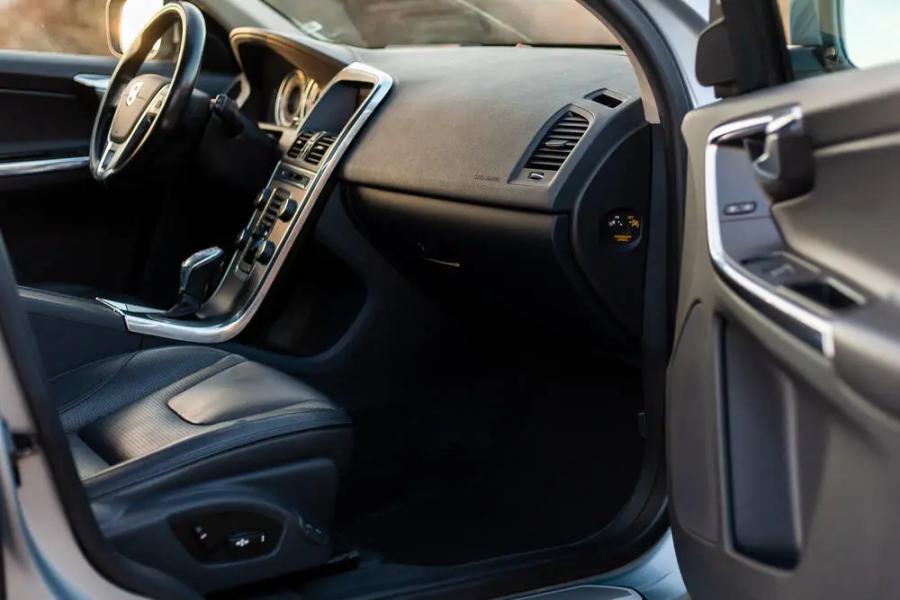 Pelēks Volvo XC60 2012 Rīga, ar dzinēja tilpumu 2.40 L un nobraukumu 260 tūkst. km par 11995 €, foto 24 vietnē AUTOMOTO.COM.LV