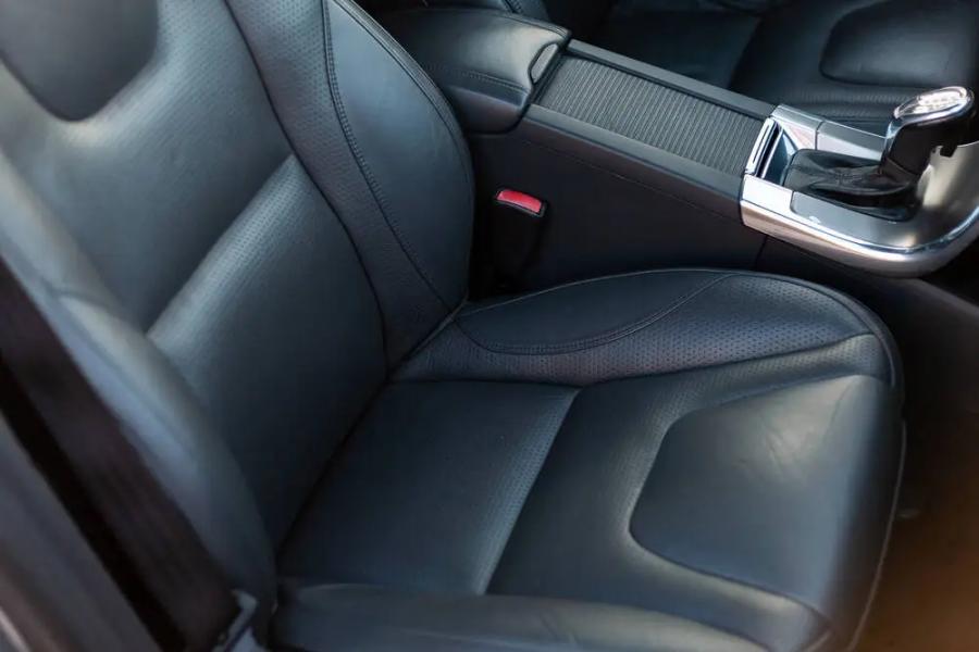 Pelēks Volvo XC60 2012 Rīga, ar dzinēja tilpumu 2.40 L un nobraukumu 260 tūkst. km par 11995 €, foto 26 vietnē AUTOMOTO.COM.LV