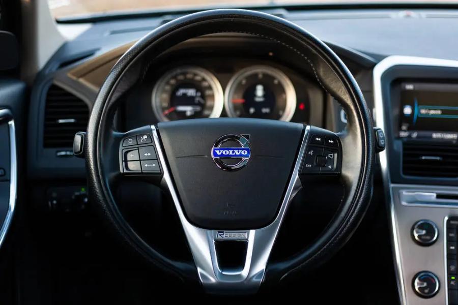 Pelēks Volvo XC60 2012 Rīga, ar dzinēja tilpumu 2.40 L un nobraukumu 260 tūkst. km par 11995 €, foto 33 vietnē AUTOMOTO.COM.LV