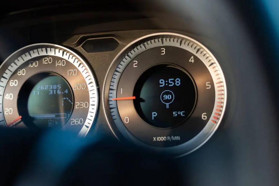 Pelēks Volvo XC60 2012 Rīga, ar dzinēja tilpumu 2.40 L un nobraukumu 260 tūkst. km par 11995 €, foto 35 vietnē AUTOMOTO.COM.LV