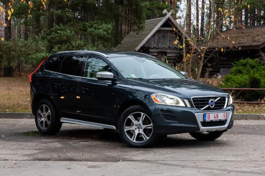 Grey Volvo XC60 2012 in Riga, with an engine capacity of 2.00 L and mileage of 294 thousand km for 10995 €, photo 1 on AUTOMOTO.COM.LV