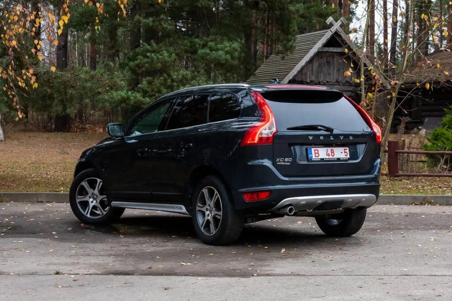 Grey Volvo XC60 2012 in Riga, with an engine capacity of 2.00 L and mileage of 294 thousand km for 10995 €, photo 3 on AUTOMOTO.COM.LV