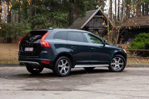 Pelēks Volvo XC60 2012 Rīga, ar dzinēja tilpumu 2.00 L un nobraukumu 294 tūkst. km par 10995 €, foto 4 vietnē AUTOMOTO.COM.LV