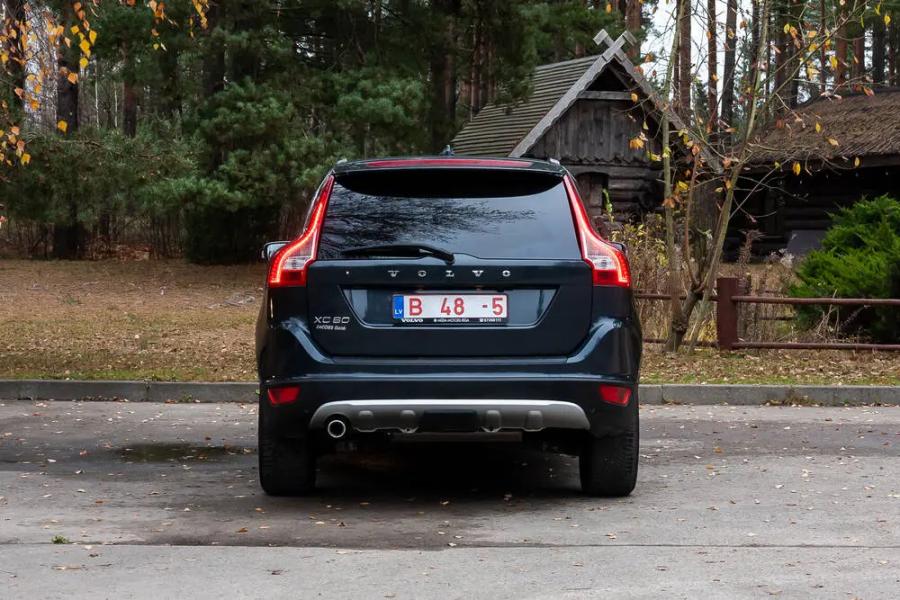 Grey Volvo XC60 2012 in Riga, with an engine capacity of 2.00 L and mileage of 294 thousand km for 10995 €, photo 7 on AUTOMOTO.COM.LV