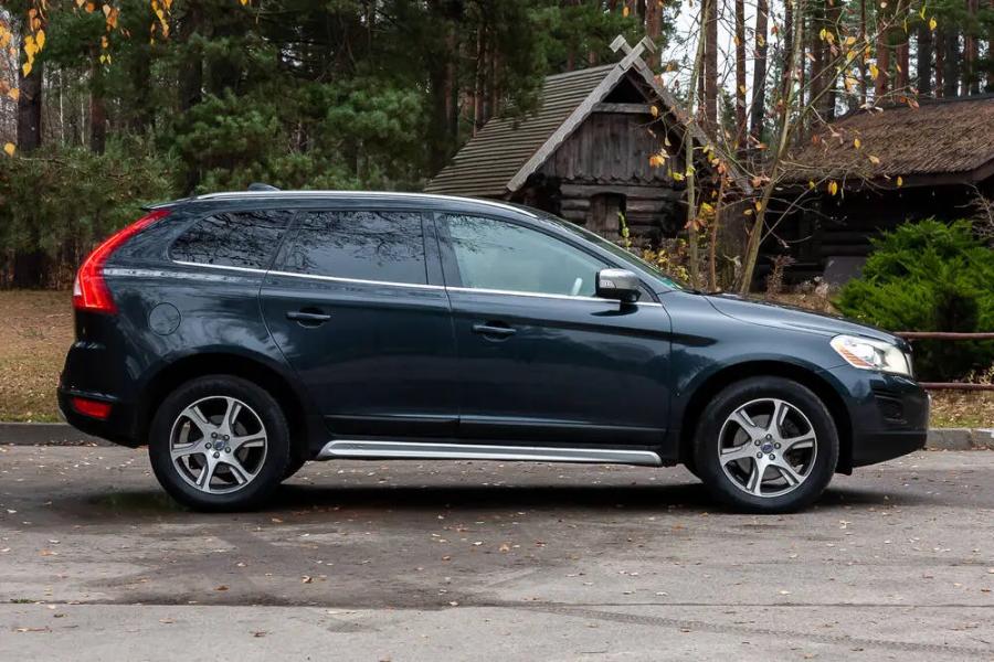 Grey Volvo XC60 2012 in Riga, with an engine capacity of 2.00 L and mileage of 294 thousand km for 10995 €, photo 8 on AUTOMOTO.COM.LV