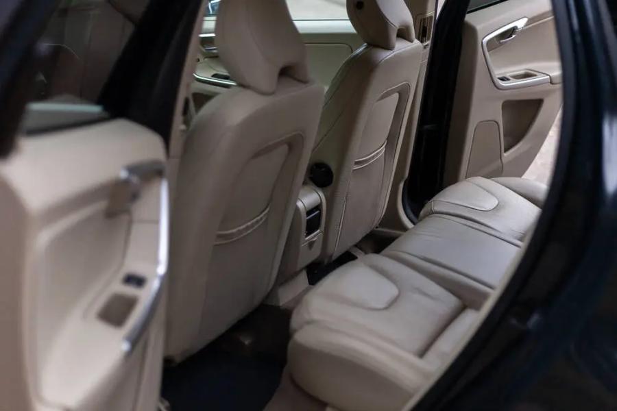 Grey Volvo XC60 2012 in Riga, with an engine capacity of 2.00 L and mileage of 294 thousand km for 10995 €, photo 12 on AUTOMOTO.COM.LV