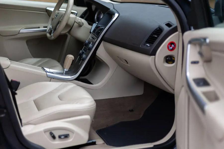 Grey Volvo XC60 2012 in Riga, with an engine capacity of 2.00 L and mileage of 294 thousand km for 10995 €, photo 16 on AUTOMOTO.COM.LV