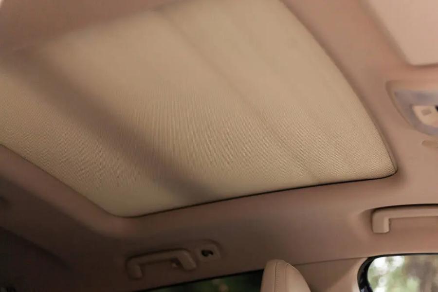 Grey Volvo XC60 2012 in Riga, with an engine capacity of 2.00 L and mileage of 294 thousand km for 10995 €, photo 17 on AUTOMOTO.COM.LV