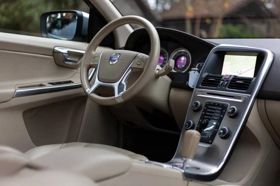 Grey Volvo XC60 2012 in Riga, with an engine capacity of 2.00 L and mileage of 294 thousand km for 10995 €, photo 20 on AUTOMOTO.COM.LV