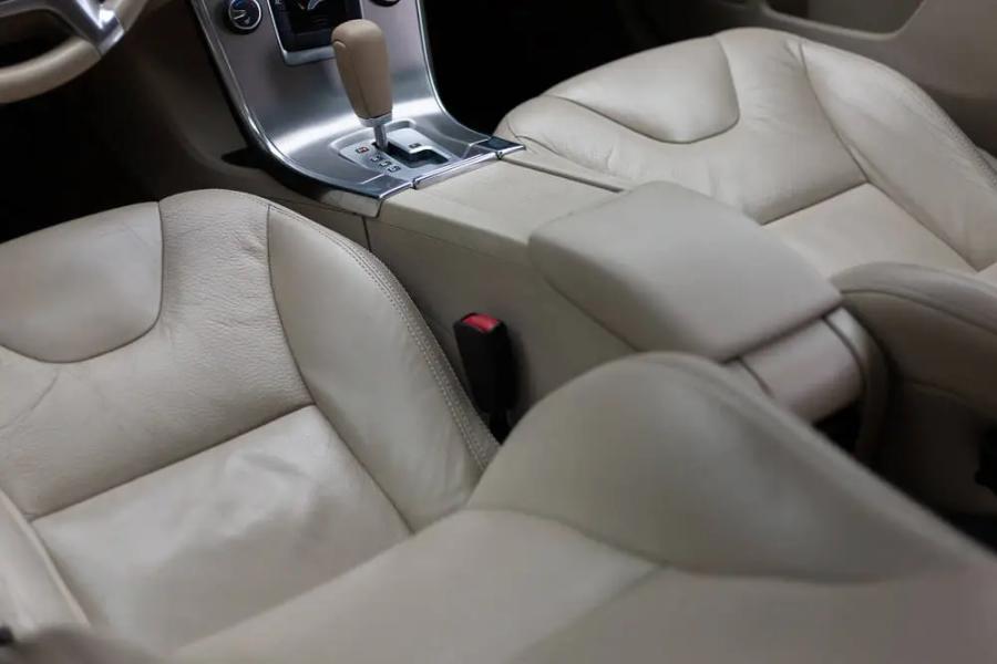 Grey Volvo XC60 2012 in Riga, with an engine capacity of 2.00 L and mileage of 294 thousand km for 10995 €, photo 21 on AUTOMOTO.COM.LV