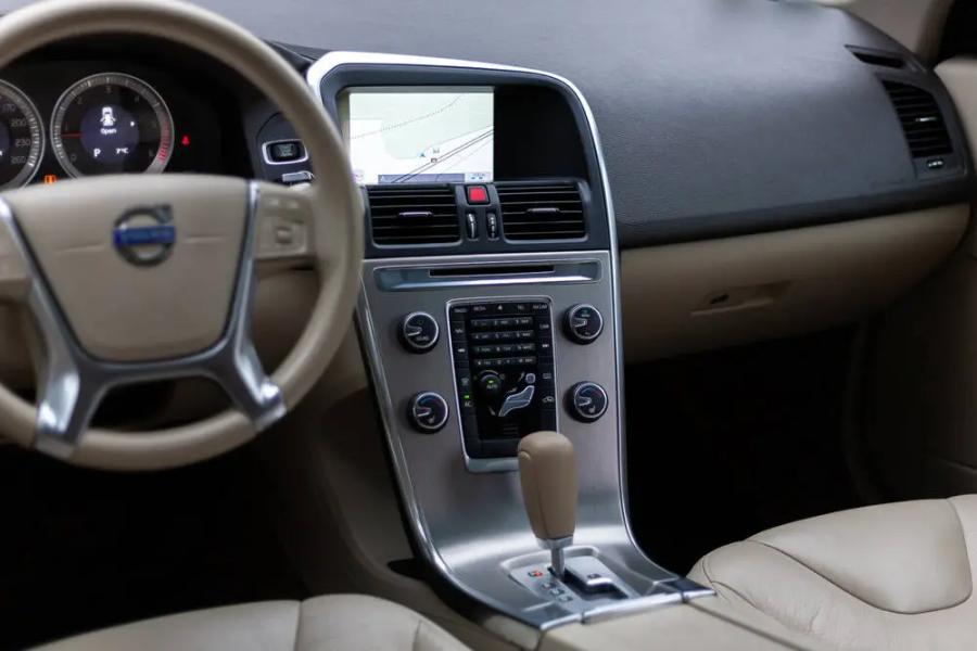 Grey Volvo XC60 2012 in Riga, with an engine capacity of 2.00 L and mileage of 294 thousand km for 10995 €, photo 22 on AUTOMOTO.COM.LV