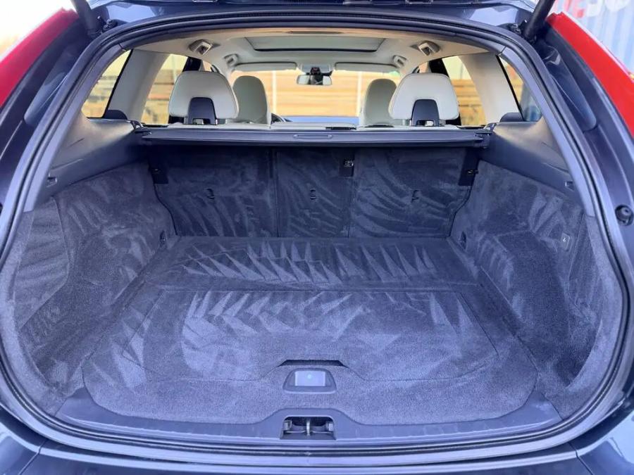 Pelēks Volvo XC60 2012 Rīga, ar dzinēja tilpumu 2.40 L un nobraukumu 230 tūkst. km par 11500 €, foto 6 vietnē AUTOMOTO.COM.LV