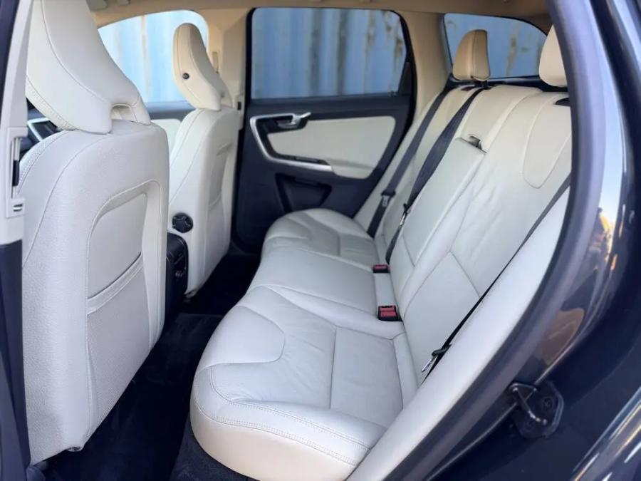 Pelēks Volvo XC60 2012 Rīga, ar dzinēja tilpumu 2.40 L un nobraukumu 230 tūkst. km par 11500 €, foto 8 vietnē AUTOMOTO.COM.LV
