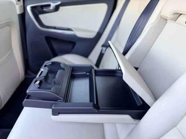 Pelēks Volvo XC60 2012 Rīga, ar dzinēja tilpumu 2.40 L un nobraukumu 230 tūkst. km par 11500 €, foto 9 vietnē AUTOMOTO.COM.LV