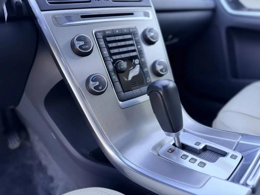 Pelēks Volvo XC60 2012 Rīga, ar dzinēja tilpumu 2.40 L un nobraukumu 230 tūkst. km par 11500 €, foto 16 vietnē AUTOMOTO.COM.LV