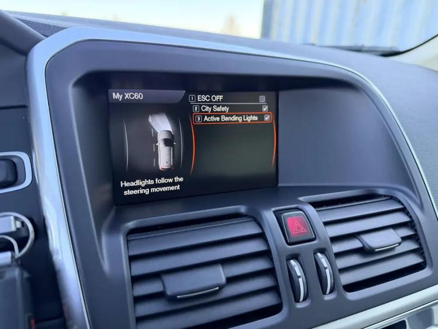 Pelēks Volvo XC60 2012 Rīga, ar dzinēja tilpumu 2.40 L un nobraukumu 230 tūkst. km par 11500 €, foto 20 vietnē AUTOMOTO.COM.LV