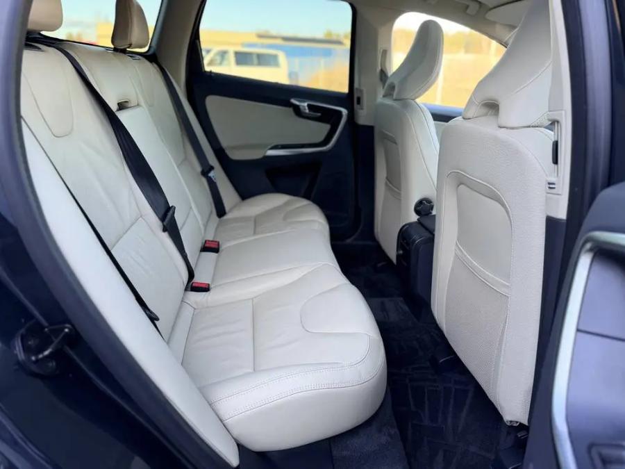 Pelēks Volvo XC60 2012 Rīga, ar dzinēja tilpumu 2.40 L un nobraukumu 230 tūkst. km par 11500 €, foto 26 vietnē AUTOMOTO.COM.LV
