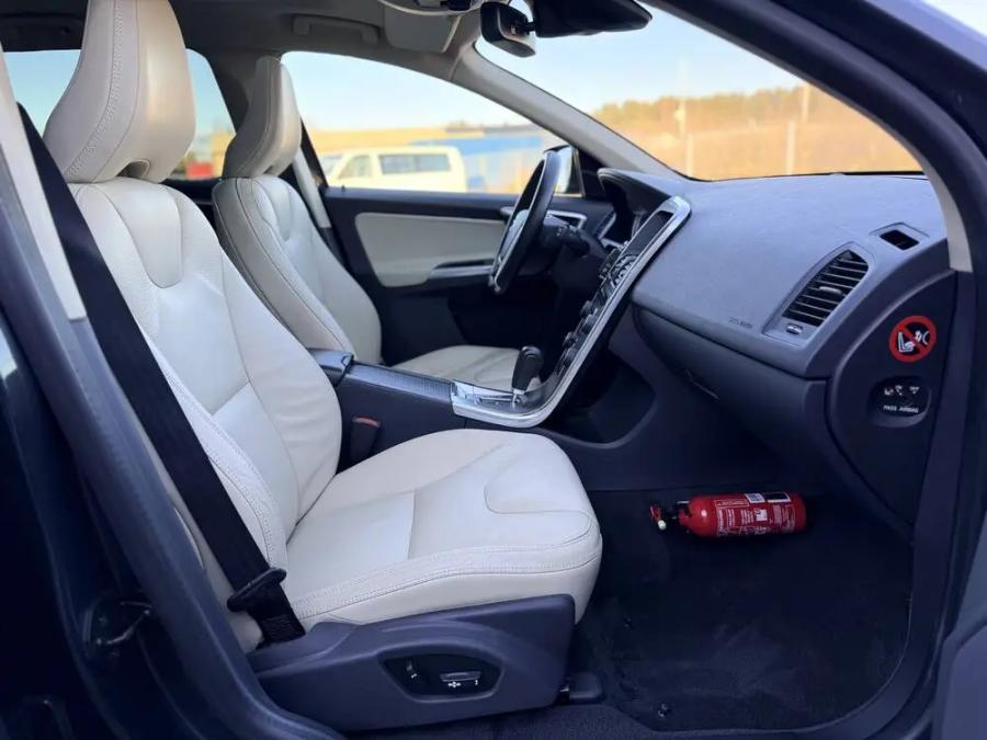 Pelēks Volvo XC60 2012 Rīga, ar dzinēja tilpumu 2.40 L un nobraukumu 230 tūkst. km par 11500 €, foto 28 vietnē AUTOMOTO.COM.LV