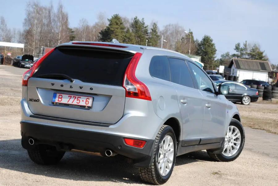 Grey Volvo XC60 2012 in Riga, with an engine capacity of 2.40 L and mileage of 286 thousand km for 7770 €, photo 3 on AUTOMOTO.COM.LV