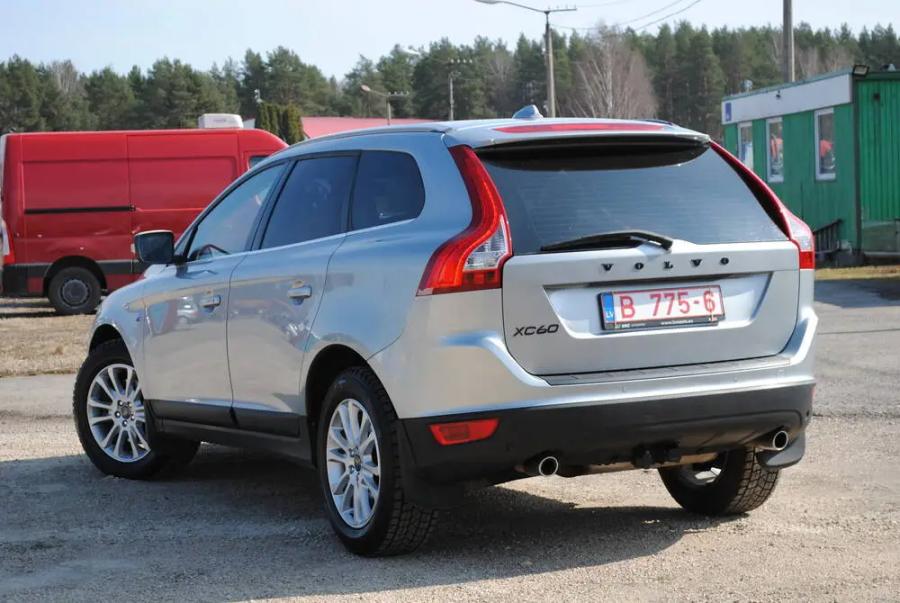 Grey Volvo XC60 2012 in Riga, with an engine capacity of 2.40 L and mileage of 286 thousand km for 7770 €, photo 4 on AUTOMOTO.COM.LV