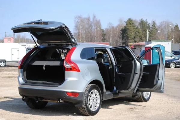 Pelēks Volvo XC60 2012 Rīga, ar dzinēja tilpumu 2.40 L un nobraukumu 286 tūkst. km par 7770 €, foto 6 vietnē AUTOMOTO.COM.LV