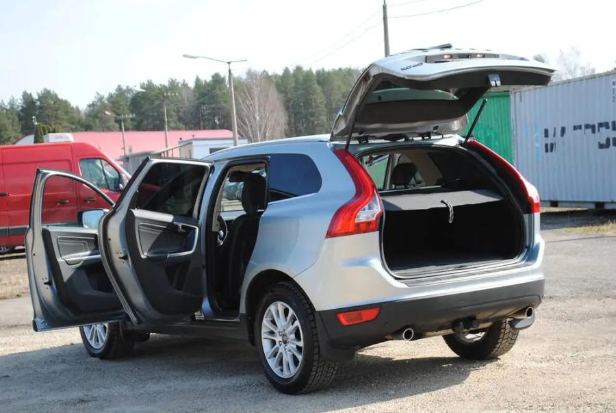 Grey Volvo XC60 2012 in Riga, with an engine capacity of 2.40 L and mileage of 286 thousand km for 7770 €, photo 9 on AUTOMOTO.COM.LV