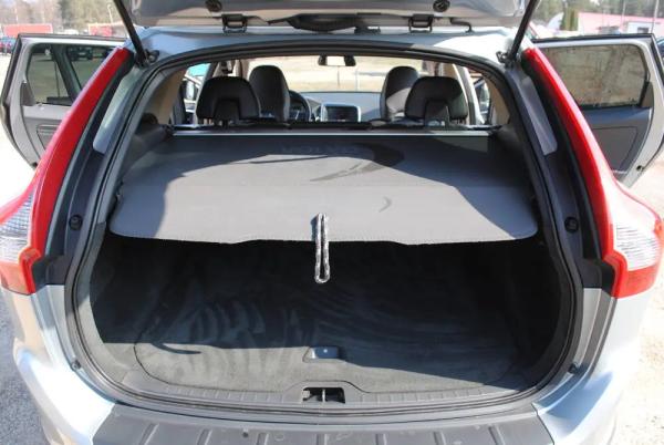 Pelēks Volvo XC60 2012 Rīga, ar dzinēja tilpumu 2.40 L un nobraukumu 286 tūkst. km par 7770 €, foto 9 vietnē AUTOMOTO.COM.LV