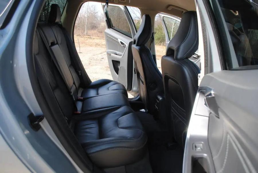 Grey Volvo XC60 2012 in Riga, with an engine capacity of 2.40 L and mileage of 286 thousand km for 7770 €, photo 11 on AUTOMOTO.COM.LV