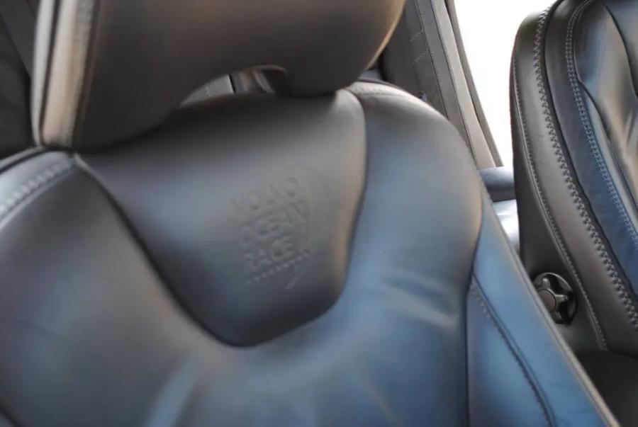 Grey Volvo XC60 2012 in Riga, with an engine capacity of 2.40 L and mileage of 286 thousand km for 7770 €, photo 14 on AUTOMOTO.COM.LV