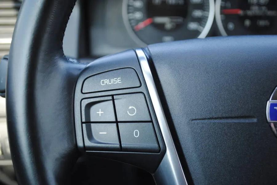 Grey Volvo XC60 2012 in Riga, with an engine capacity of 2.40 L and mileage of 286 thousand km for 7770 €, photo 19 on AUTOMOTO.COM.LV