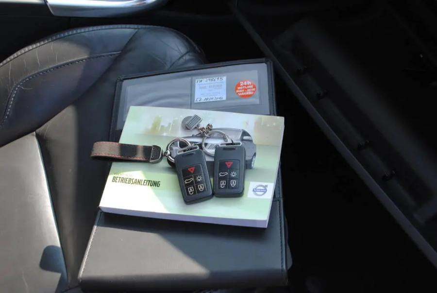 Grey Volvo XC60 2012 in Riga, with an engine capacity of 2.40 L and mileage of 286 thousand km for 7770 €, photo 27 on AUTOMOTO.COM.LV