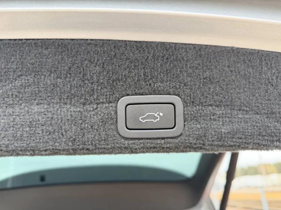 Grey Volvo XC60 2012 in Riga, with an engine capacity of 2.00 L and mileage of 0 thousand km for 9500 €, photo 9 on AUTOMOTO.COM.LV