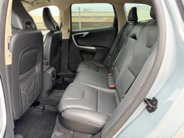 Pelēks Volvo XC60 2012 Rīga, ar dzinēja tilpumu 2.00 L un nobraukumu 0 tūkst. km par 9500 €, foto 10 vietnē AUTOMOTO.COM.LV