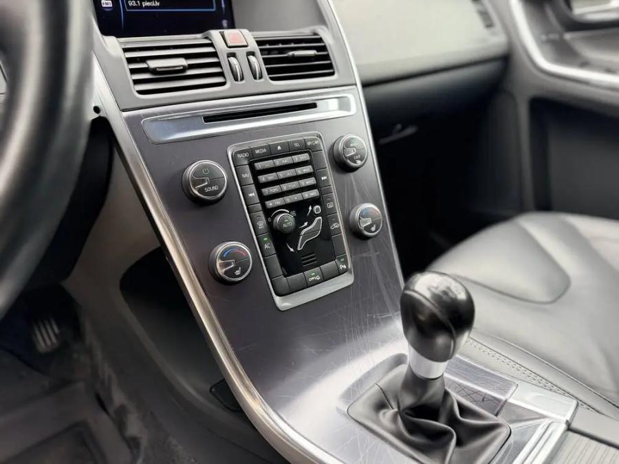 Grey Volvo XC60 2012 in Riga, with an engine capacity of 2.00 L and mileage of 0 thousand km for 9500 €, photo 18 on AUTOMOTO.COM.LV