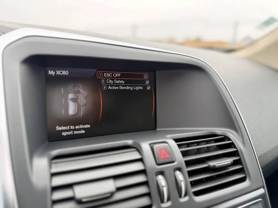 Grey Volvo XC60 2012 in Riga, with an engine capacity of 2.00 L and mileage of 0 thousand km for 9500 €, photo 19 on AUTOMOTO.COM.LV