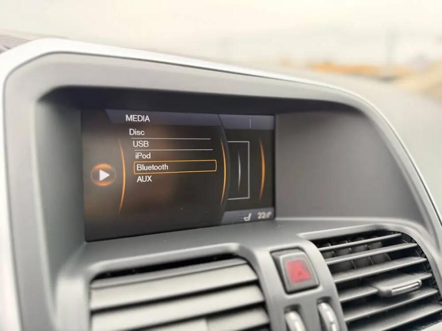 Grey Volvo XC60 2012 in Riga, with an engine capacity of 2.00 L and mileage of 0 thousand km for 9500 €, photo 22 on AUTOMOTO.COM.LV