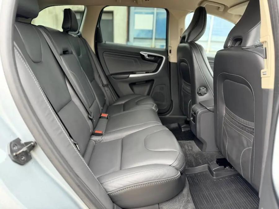 Grey Volvo XC60 2012 in Riga, with an engine capacity of 2.00 L and mileage of 0 thousand km for 9500 €, photo 26 on AUTOMOTO.COM.LV