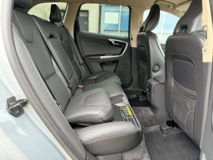 Grey Volvo XC60 2012 in Riga, with an engine capacity of 2.00 L and mileage of 0 thousand km for 9500 €, photo 27 on AUTOMOTO.COM.LV