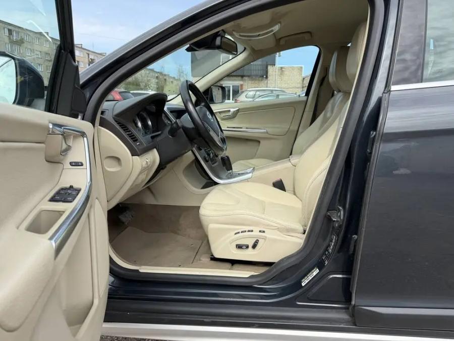 Grey Volvo XC60 2012 in Rezekne, with an engine capacity of 2.40 L and mileage of 283 thousand km for 9990 €, photo 10 on AUTOMOTO.COM.LV