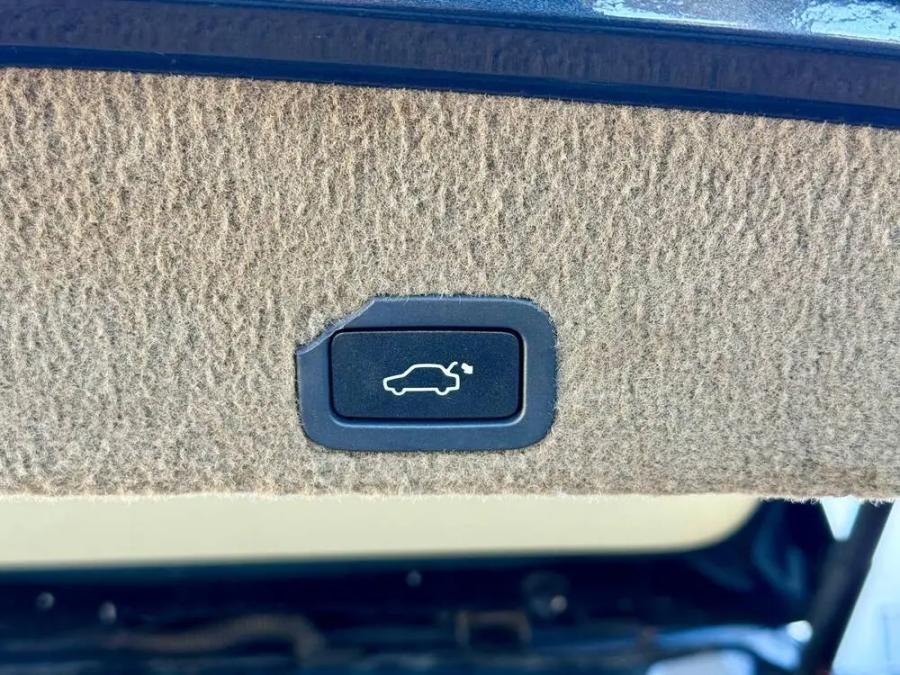 Grey Volvo XC60 2012 in Rezekne, with an engine capacity of 2.40 L and mileage of 283 thousand km for 9990 €, photo 12 on AUTOMOTO.COM.LV